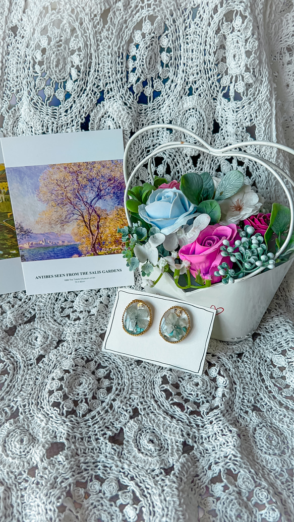 ターコイズの石とドライフラワーのスタッズ / 手作りの樹脂製イヤリング / ピアスタイプ ピアス（その他） Alexandra Latham ...