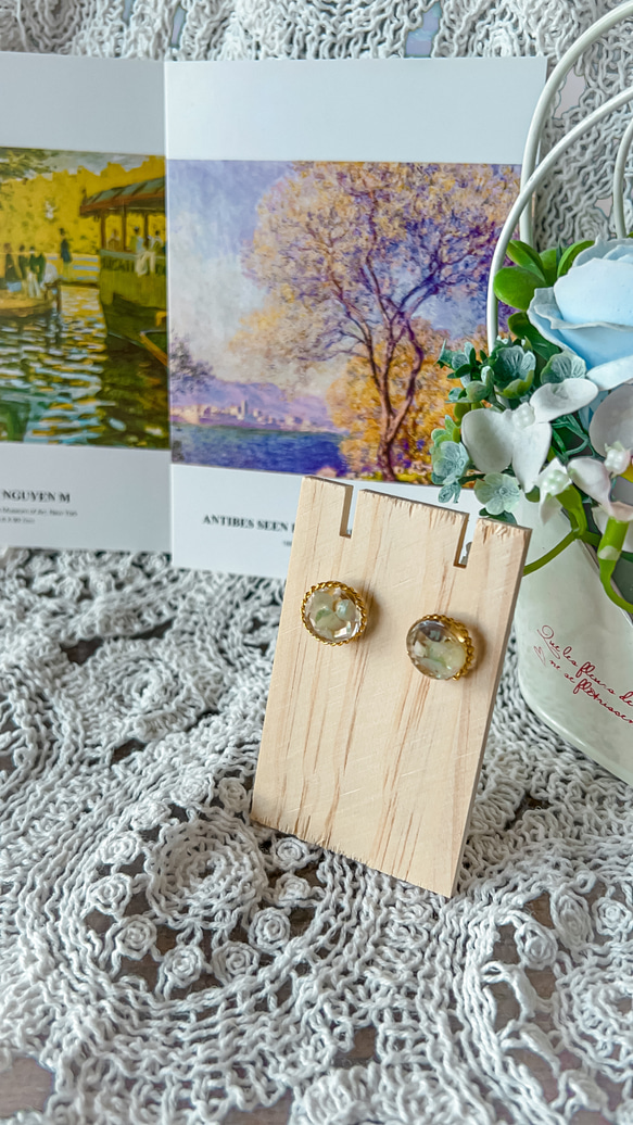 ライトグリーンの丸い石のスタッズ / 手作りの樹脂製イヤリング / ピアスタイプ / ゴールドトリム付き ピアス（その他） Alexandra ...