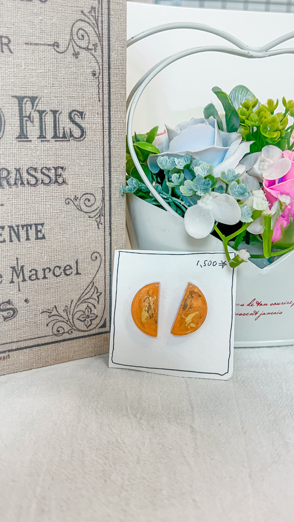 タイガーアイ / ハーフムーン型の手作り樹脂製イヤリング / ピアスタイプ ピアス（その他） Alexandra Latham 通販 ...