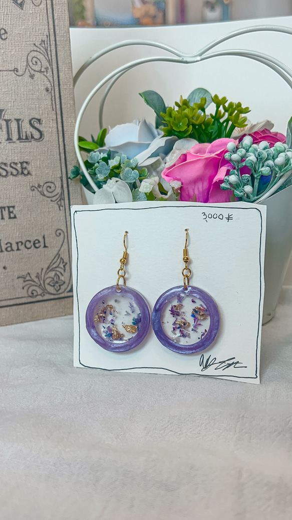 パープルドライフラワーリング / 手作り樹脂製イヤリング / ピアスタイプ / ゴルドリーフ付き ピアス（フック・チェーン ...
