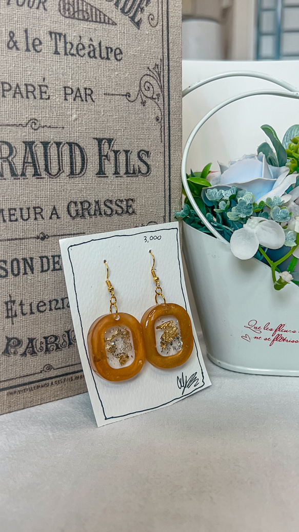 琥珀とゴールドリーフ / 手作り樹脂製イヤリング / ピアスタイプ ピアス（フック・チェーン） Alexandra Latham 通販 ...