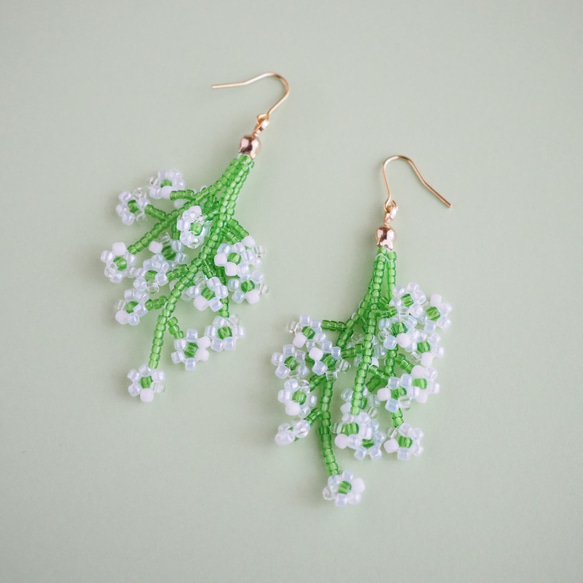 ビーズで出来た小花のミニブーケピアス（イヤリングに変更可能） ピアス（フック・チェーン） Beadspan 通販｜Creema(クリーマ) 17948872