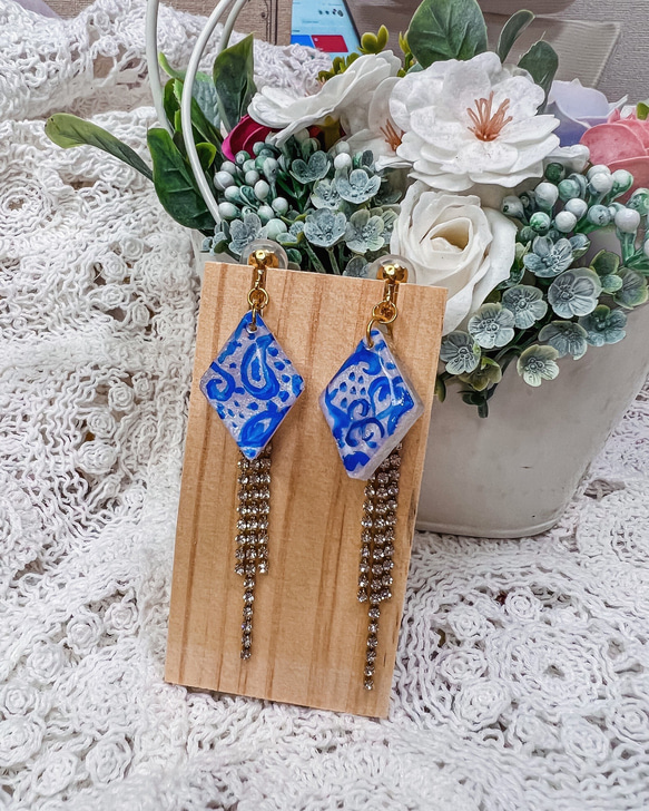 チャイナブルー C / 手作り樹脂製イヤリング / ピアスタイプおよびイヤリングタイプ / 手描き ピアス（フック・チェーン ...