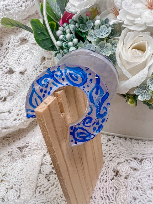 チャイナブルー D / 手作り樹脂製イヤリング / ピアスタイプおよびイヤリングタイプ / 手描き ピアス（フープ） Alexandra ...