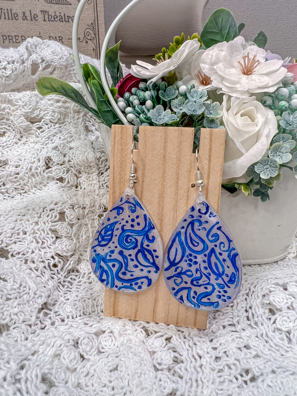 チャイナブルー E / 手作り樹脂製イヤリング / ピアスタイプおよびイヤリングタイプ / 手描き ピアス（フック・チェーン ...