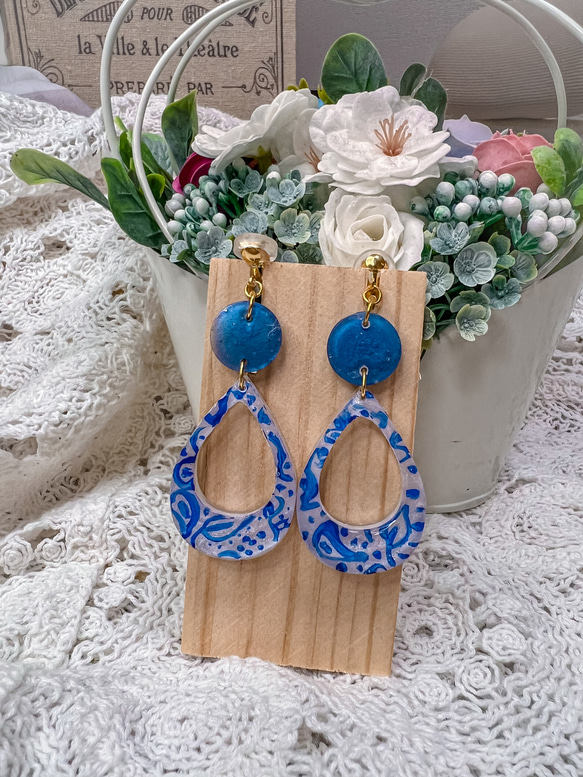 チャイナブルー G / 手作り樹脂製イヤリング / ピアスタイプおよびイヤリングタイプ / 手描き ピアス（フック・チェーン ...