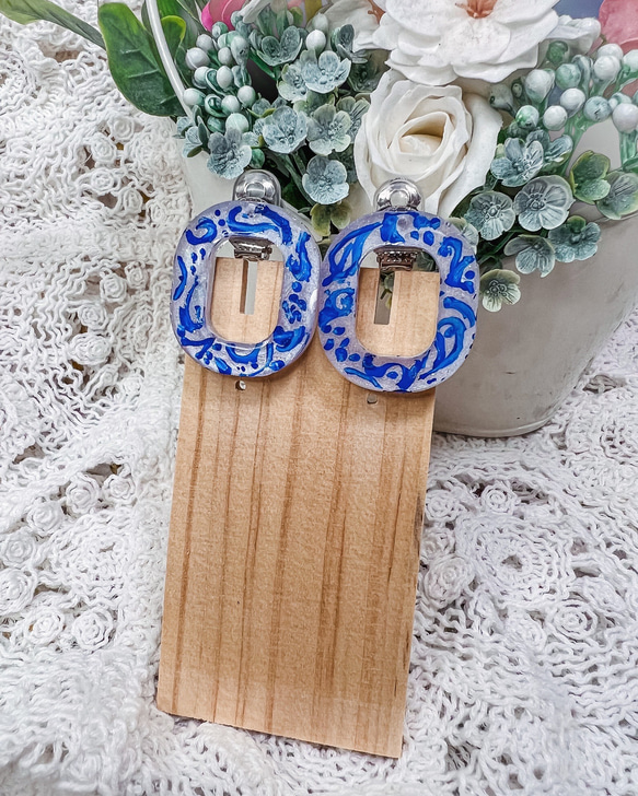 チャイナブルー H / 手作り樹脂製イヤリング / イヤリングタイプ / 手描き イヤリング・ノンホールピアス Alexandra ...