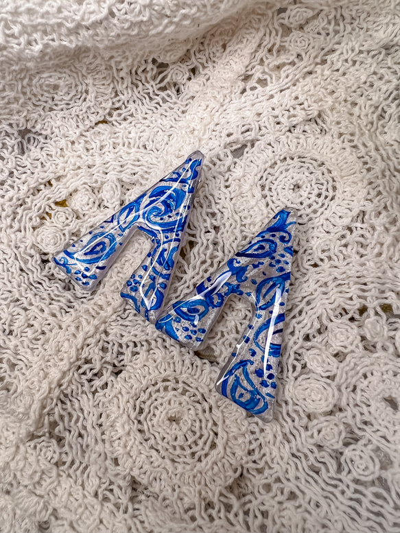 チャイナブルー J / 手作り樹脂製イヤリング / ピアスタイプおよびイヤリングタイプ / 手描き ピアス（スタッド・一粒 ...