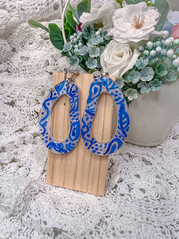 チャイナブルー K / 手作り樹脂製イヤリング / イヤリングタイプ / 手描き イヤリング・ノンホールピアス Alexandra ...