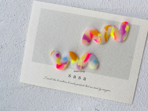 再販！ポリマークレイ uneune ネオンピアス・イヤリング ピアス（スタッド・一粒） sasa 通販 18017344｜Creema(クリーマ)