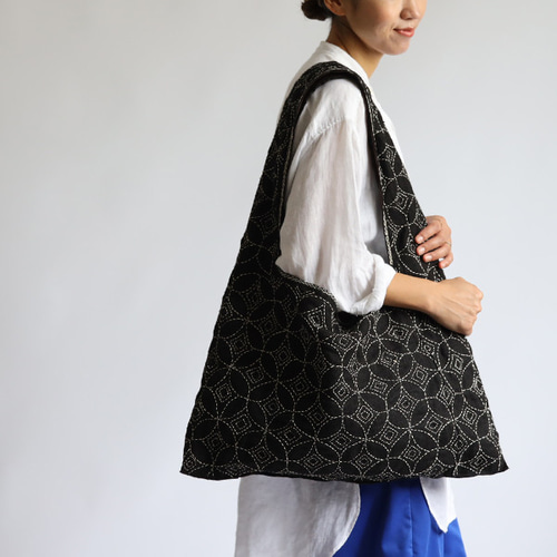 黒リネン生地に木綿白糸を刺し子 刺繍 七宝繋ぎ 斜め 袈裟掛け 黒リネン生地に木綿白糸を刺し子 刺繍 七宝繋ぎ 斜め 袈裟掛け