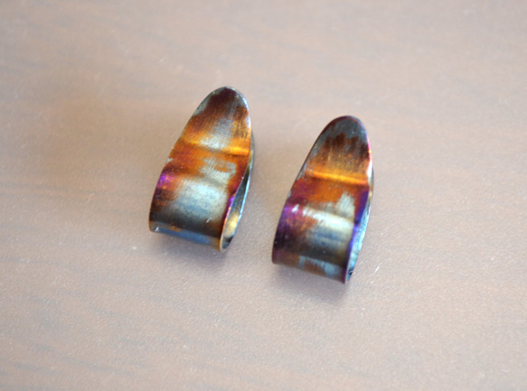 Titanium ear cuff・ペアチタンイヤーカフ・しずく型・ヘアラインメタリック・青や紫C イヤーカフ ねこへい工房（コブ） 通販 ...