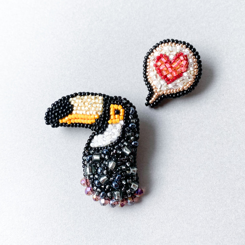 オニオオハシのブローチ /鳥モチーフ ビーズ刺繍ブローチ オニオオハシのブローチ /鳥モチーフ ビーズ刺繍ブローチ