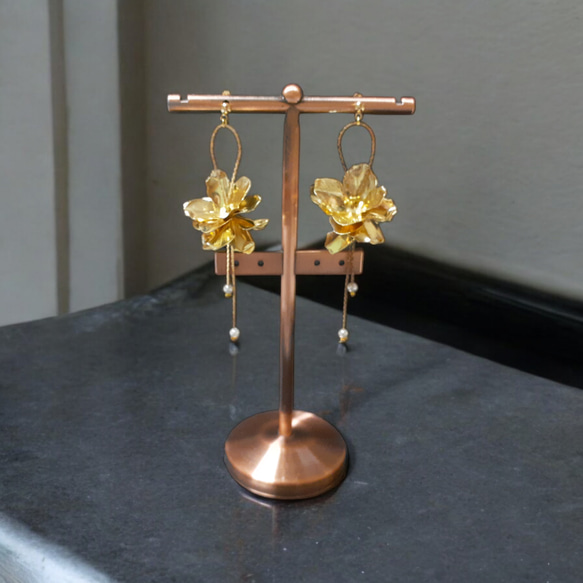No.134 大ぶりメタルフラワー2連ゴールドピアス（イヤリング変更可） ピアス（スタッド・一粒） moco design 通販 18184808｜Creema(クリーマ)