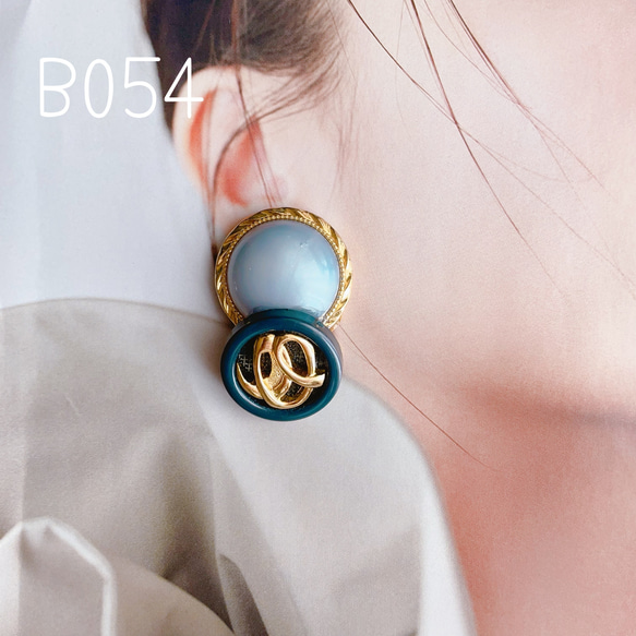 B054…ブルーボタン イヤリングorピアス ハンドメイド ピアス（スタッド・一粒） POCARINA☆お届けまで最大20日 通販 18212715｜Creema(クリーマ)
