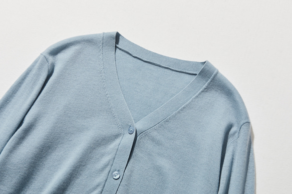 着回しコーデの味方になるvネックカーディガン メリノウール100％カーディガン ブルーグレー 240907-2 カーディガン fall-in&co(talent) 通販 18224296 ...