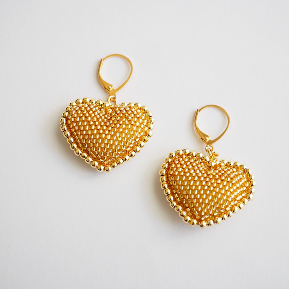 ぷっくりハートのピアス（ゴールド） ピアス（フック・チェーン） Beadspan 通販 18247536｜Creema(クリーマ)
