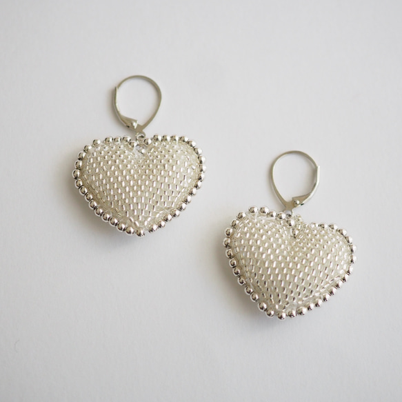 ぷっくりハートのピアス（シルバー） ピアス（フック・チェーン） Beadspan 通販 18247546｜Creema(クリーマ)