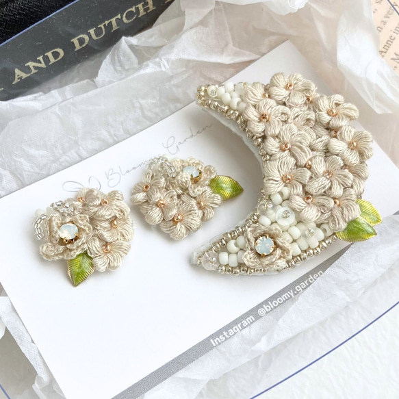 silver moon】ブローチ&耳飾りセット 刺繍糸のお花の三日月と silver moon】ブローチ&耳飾りセット 刺繍糸のお花の三日月と