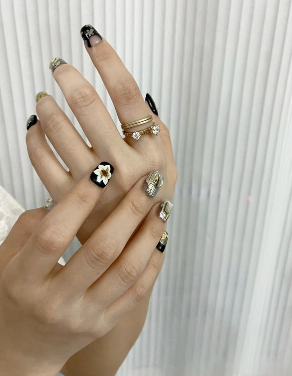 「白い鳶尾」ニュアンスネイルチップ 上品 秋ネイル 金属ネイル 現品 急ぎ フリーサイズ ネイルチップ（つけ爪） Lucente Nail 通販 18267265｜Creema(クリーマ)