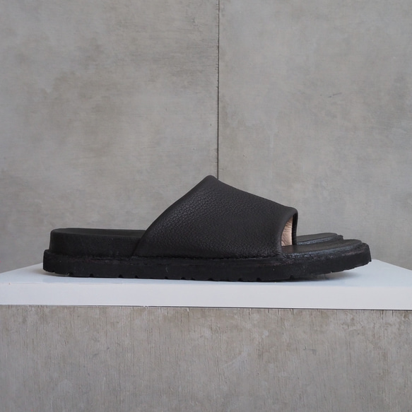 身体に寄り添うオーダーメイドレザーサンダル：「Cover」Black 【受注製作】 サンダル Solecode footwear 通販 18314004｜Creema(クリーマ)