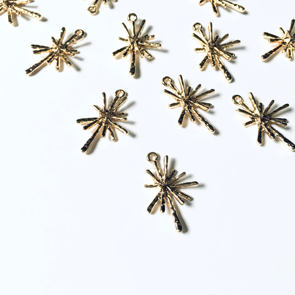 【4個】メタルチャーム＊不規則花芯＊ゴールド チャーム Craft Bird 通販 18317002｜Creema(クリーマ)