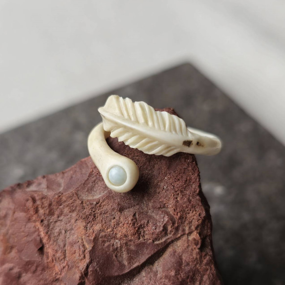 鹿の角 ラリマーのミニフェザーリング (約)13号 指輪・リング 鹿角工房〜イランカラプテ〜 通販｜Creema(クリーマ) 18330928