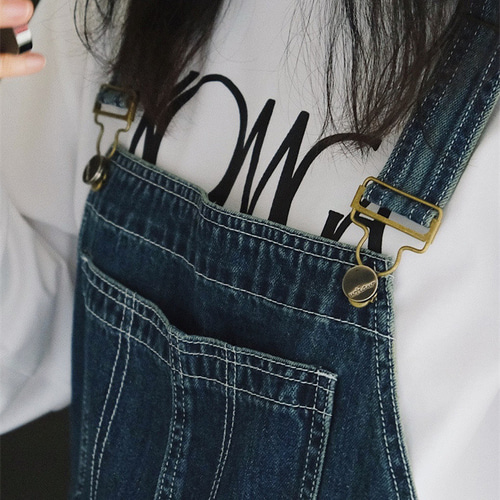 調節可能なショルダーストラップが付いたレトロなワークウェアデニム