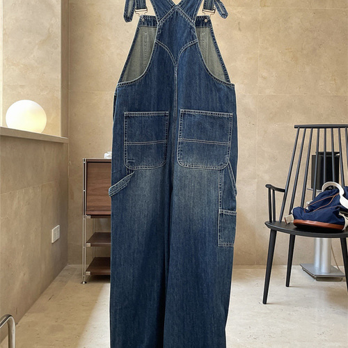 調節可能なショルダーストラップが付いたレトロなワークウェアデニム
