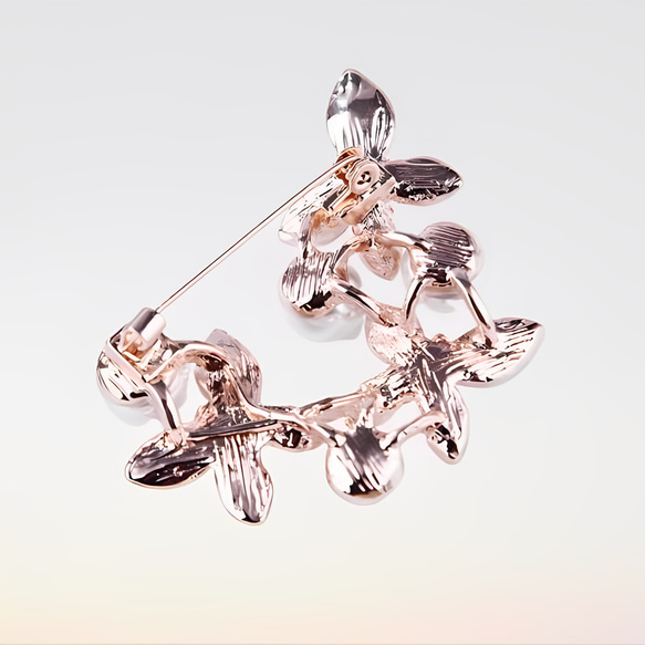 H0705 【動物】パール ハーフサークル 3匹の蝶 ブローチ/ゴールド ブローチ ひかり 通販｜Creema(クリーマ) 18354352