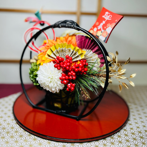 お正月飾り ピンクダリア 白マム 造花アレンジメント 多き お正月飾り ピンクダリア 白マム 造花アレンジメント 多き