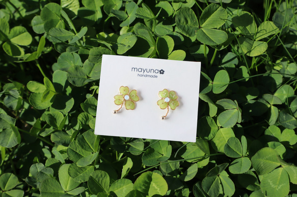 幸運を呼ぶ ミニ四つ葉クローバー 押し花イヤリング/ピアス イヤリング・ノンホールピアス mayuna 通販 18496112｜Creema ...