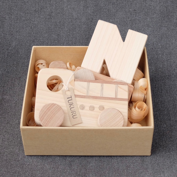 木の車とイニシャルカーのセット おもちゃ・人形 Tukuru 通販 18520855｜Creema(クリーマ)