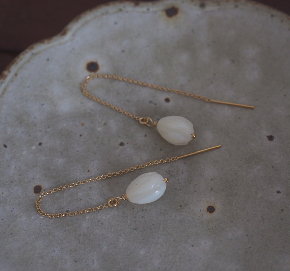 白蝶貝のつぼみピアス（1粒） 14kgf ピアス（フック・チェーン） ibara no sono 通販 18559734｜Creema(クリーマ)