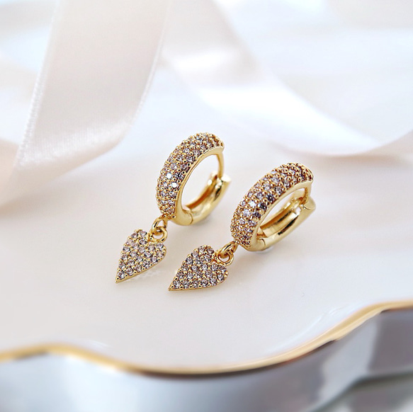 《大人気！高見えハート》14KGP/ PAVE HEART HOOP EARRINGS (ピアス) ピアス（フック・チェーン） GEMUU 通販 18573672｜Creema(クリーマ)