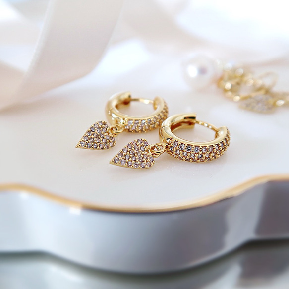 《大人気！高見えハート》14KGP/ PAVE HEART HOOP EARRINGS (ピアス) ピアス（フック・チェーン） GEMUU 通販 18573672｜Creema(クリーマ)