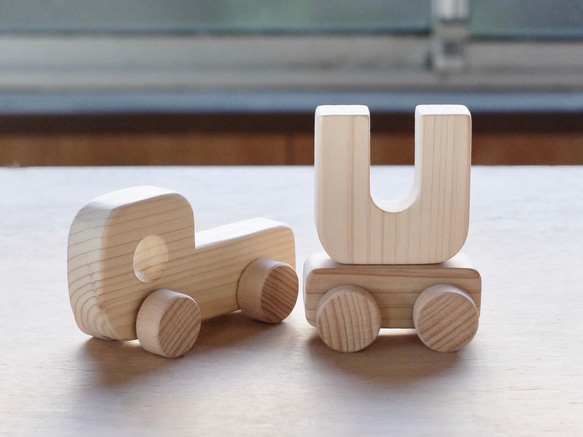 イニシャルカー&トラックセット 出産誕生お祝いに おもちゃ・人形 Tukuru 通販｜Creema(クリーマ) 18575162