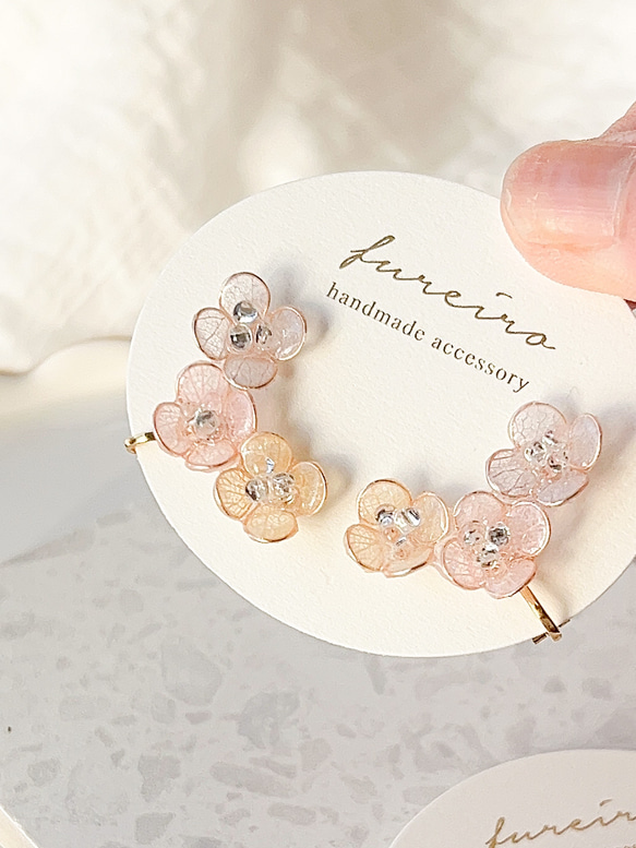 耳元に沿うイヤークリップ【紫陽花で作る小花3粒タイプ】 イヤリング・ノンホールピアス fureiro 通販｜Creema(クリーマ) 18587444
