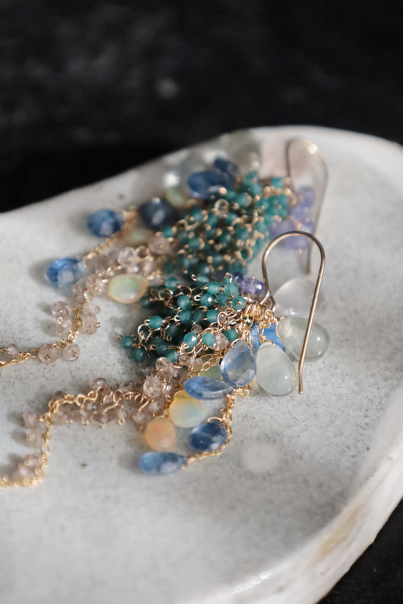 〔14KGF〕天然ジルコンと寒色天然石の大ぶりピアス ピアス（フック・チェーン） Regalomi 通販｜Creema(クリーマ) 18599775