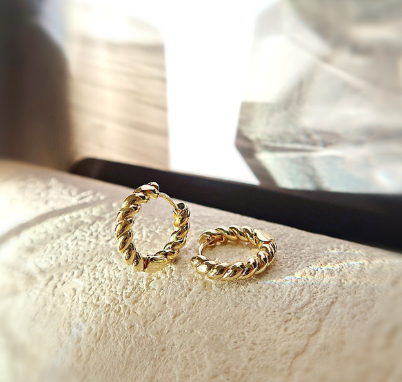 《毎日つけたいお洒落ミニマル》18KGF/ TWISTED HOOP EARRINGS (ピアス) アレルギー対応 ピアス（フープ） GEMUU 通販 18618742｜Creema(クリーマ)