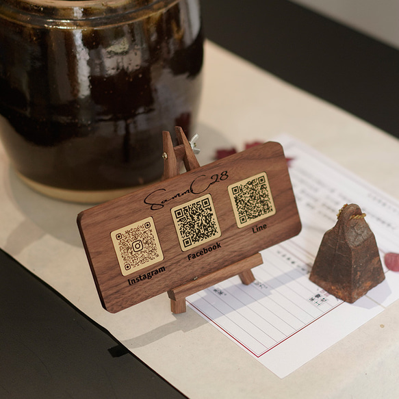 ウオールナットQRコード立て札のオーダーメイド 高級でユニークなショップテーブルカード 北欧スタイルの民宿向けQRコード 表札・ネームプレート ...