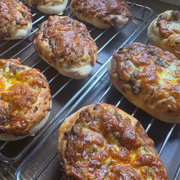 期間限定＊キーマカレーのチーズフォカッチャ4個入 パン jobbybread 通販 18631560｜Creema(クリーマ)