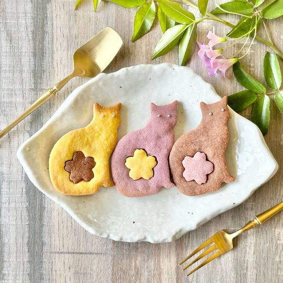 米粉の桜にゃんこクッキー15枚セット（紫いも・ココア・かぼちゃ味）【クリックポスト送料無料】 焼き菓子 CO.ME.GU.MI.CO 通販 18636439｜Creema(クリーマ)