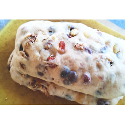 マジパン･フルーツシュトーレン2024 中サイズ（295g/1ローフ) パン 小枝ベーカリー 通販 18659053｜Creema(クリーマ)