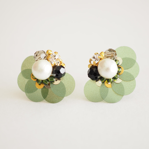 『wing』（カーキ）ピアス/イヤリング【受注】 ピアス（スタッド・一粒） Beadspan 通販｜Creema(クリーマ) 18674934