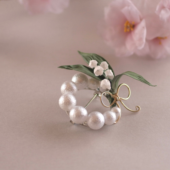 布花スズランとコットンパール風ビーズのリースブローチ 5-009 ブローチ ポルトボヌール 通販 18691416｜Creema(クリーマ)