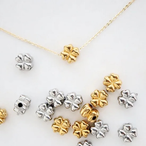 金アレ対応 316L サージカルステンレス クローバー スペーサー ビーズ チャームパーツ ゴールド 2個 チャーム Trois anges 通販 18702228｜Creema(クリーマ)