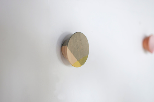 wall hook／gradation/gray&yellow 壁掛けラック・ウォールシェルフ aroundthepot 通販 ...