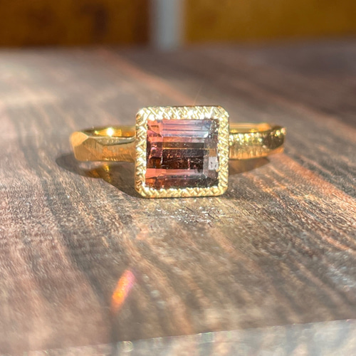 オレンジピンクとグレーの バイカラー トルマリン 1.79ct 伏せ オレンジピンクとグレーの バイカラー トルマリン 1.79ct 伏せ