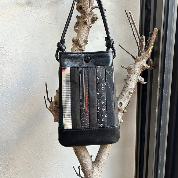 スマホポシェット（黒の革＋着物生地のパッチワーク）01014-28 スマホポシェット・スマホポーチ Atelier LeatherN 通販 ...